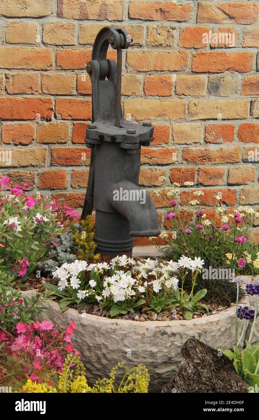 Metal flower water feature hi-res stock photography and images - Alamy