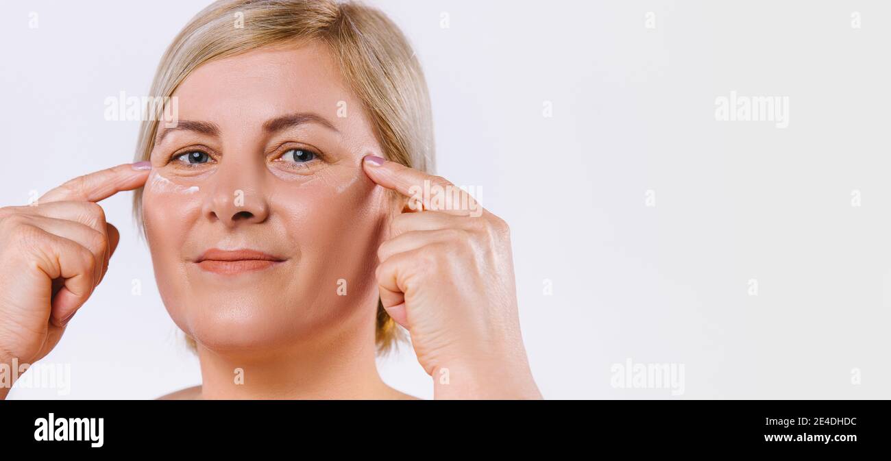 Fingers around eyes hi-res stock photography and images - Alamy