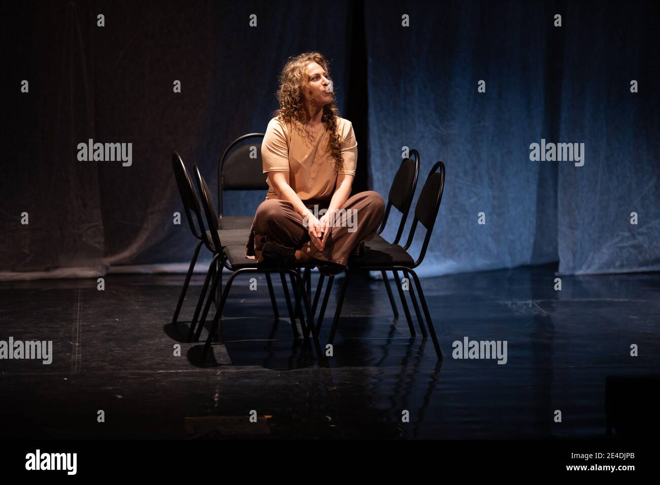 Female comedian spotlight hi-res stock photography and images - Alamy