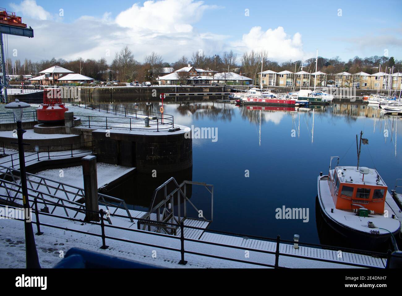 Snowy dock hi-res stock photography and images - Alamy
