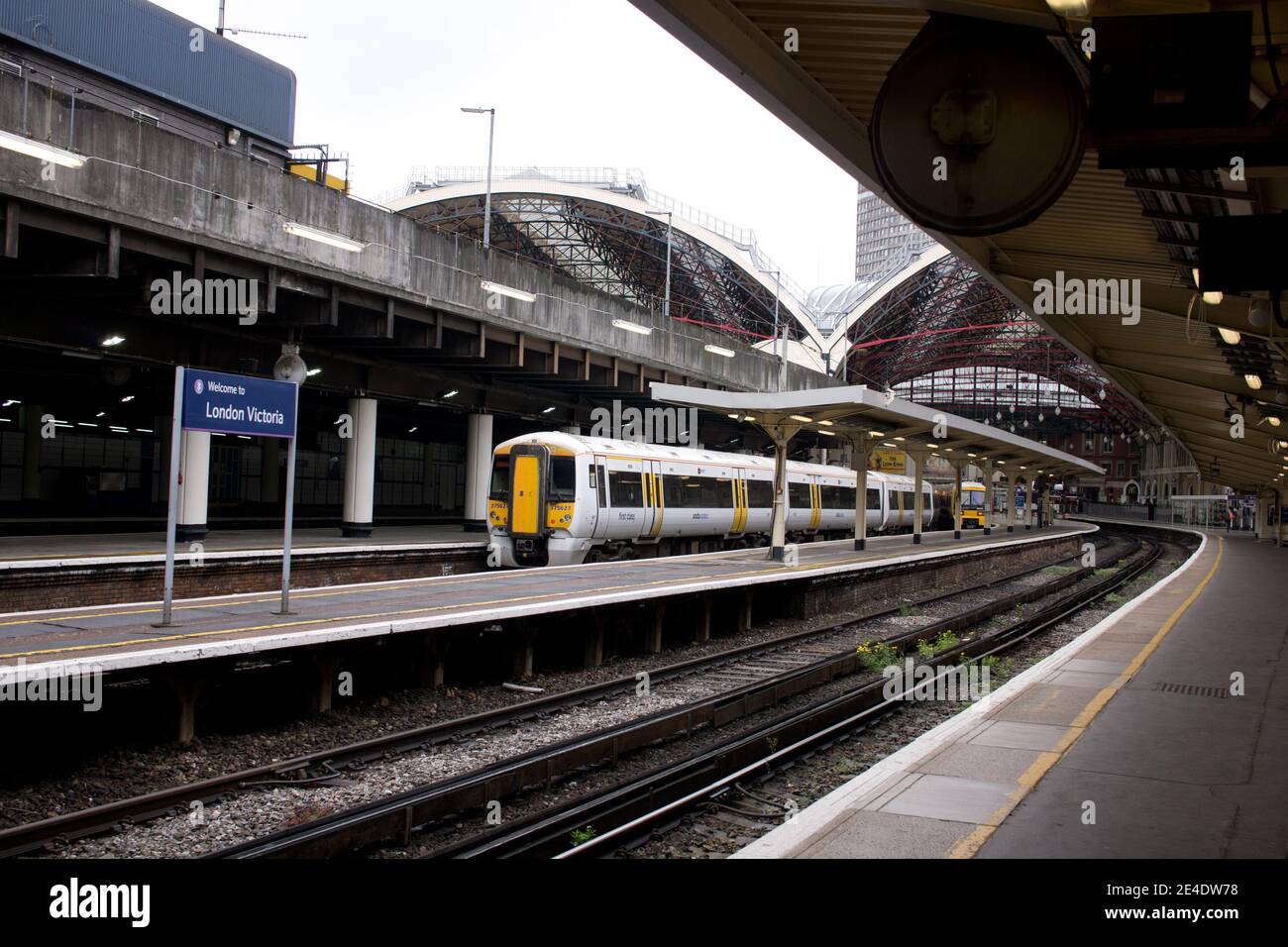 London, england, uk victoria station hi-res stock photography and ...