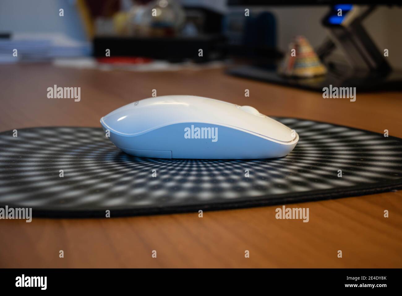 Modern computer mouse that uses wireless technology Stock Photo - Alamy