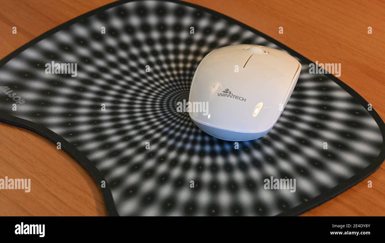 Modern computer mouse that uses wireless technology Stock Photo - Alamy
