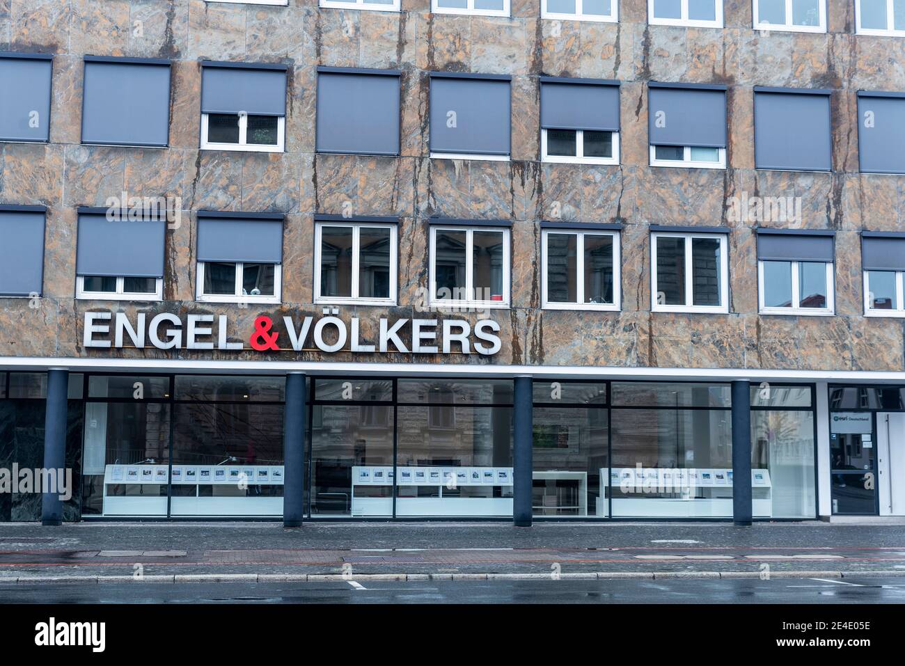 Modern real estate logo hi-res stock photography and images - Alamy