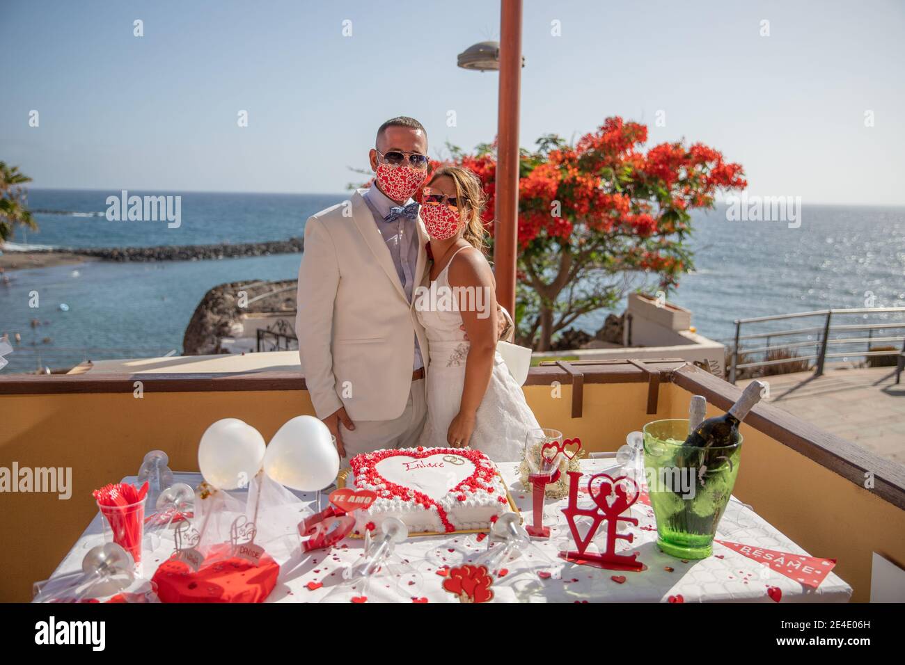 newlyweds wear face masks during their wedding to protect themselves ...