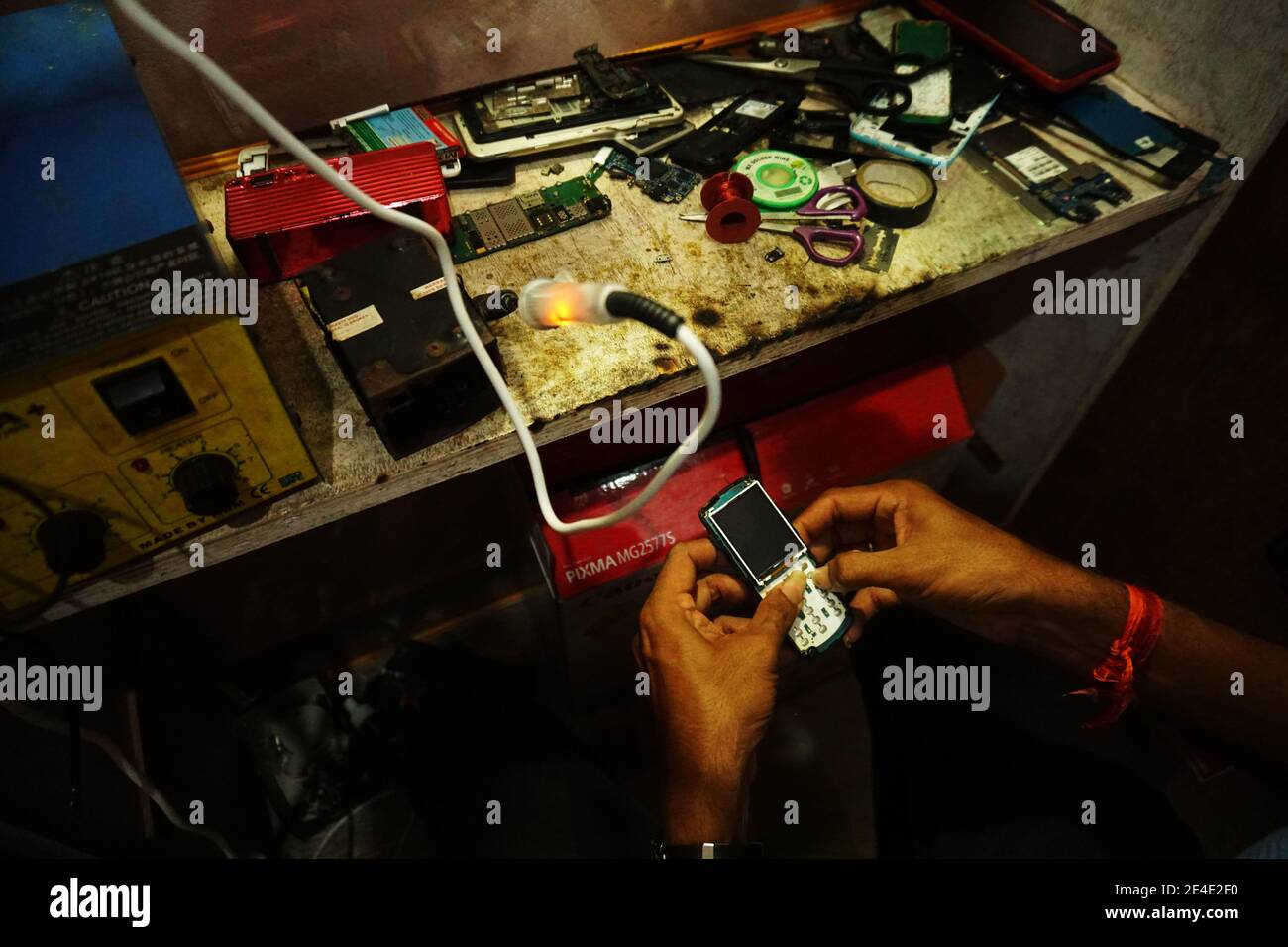 India woman cell phone hi-res stock photography and images - Alamy