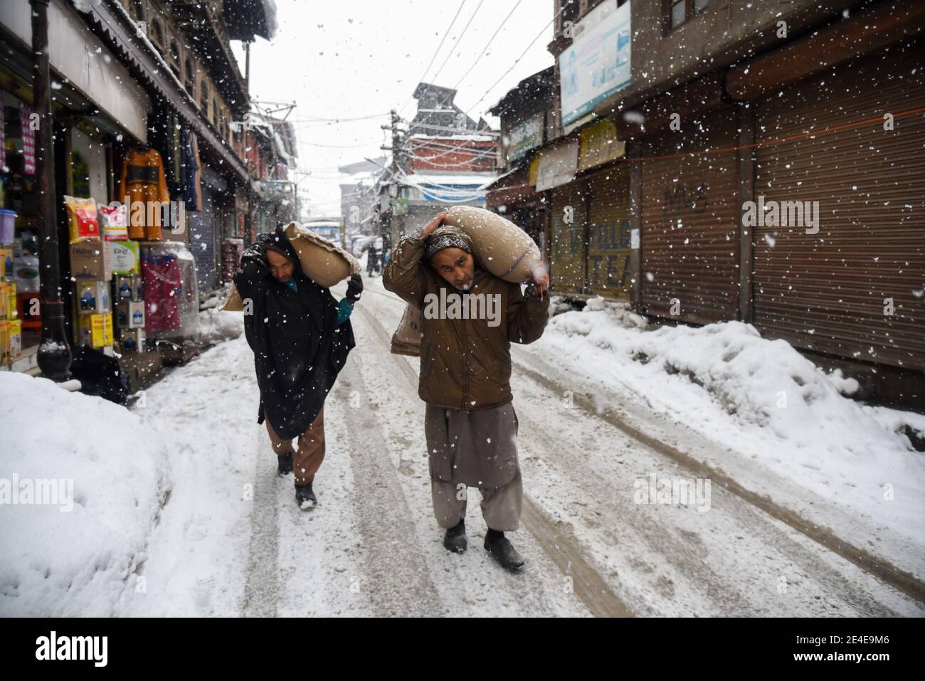 Received carrying hi-res stock photography and images - Alamy