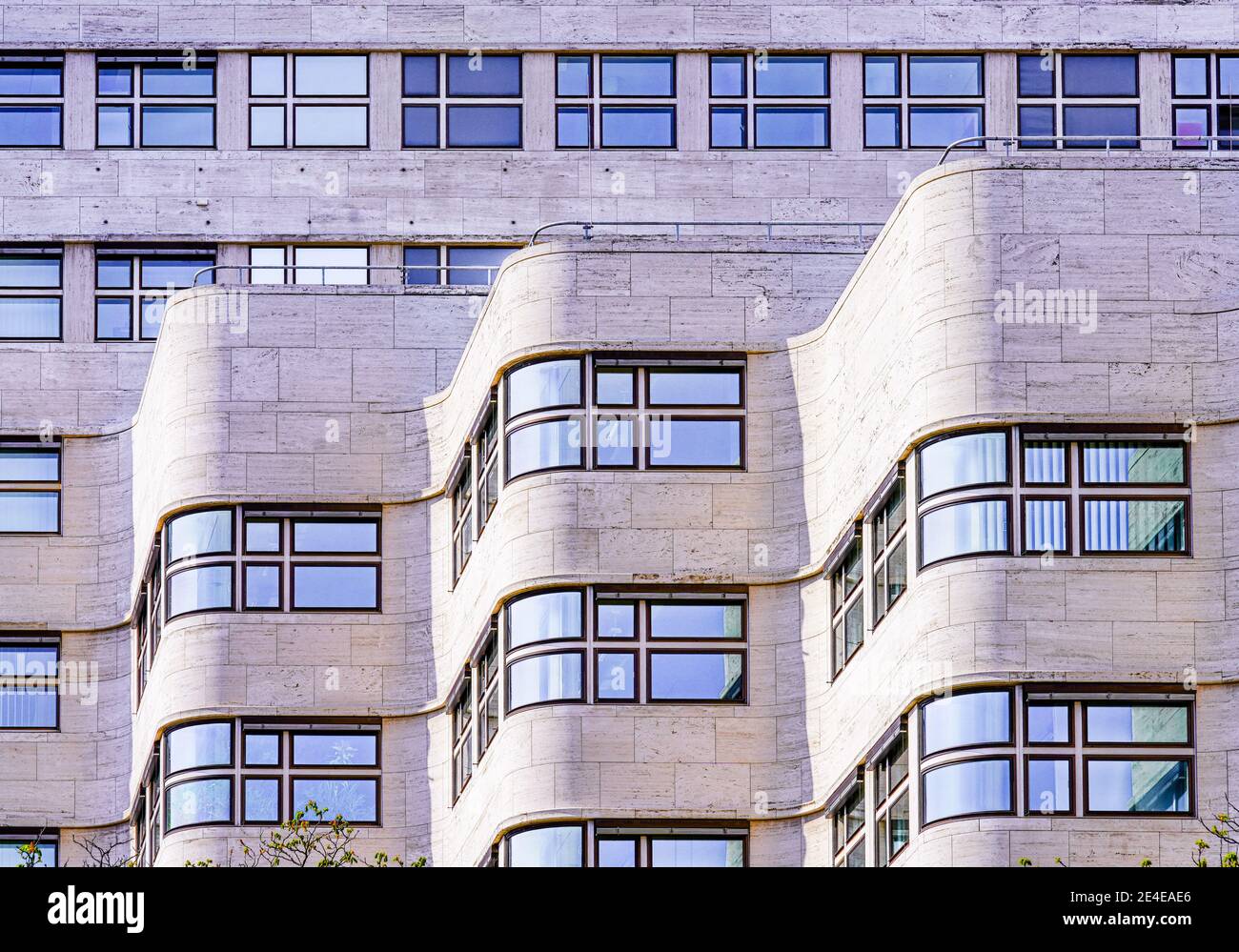 Shell-Haus modernist office building by Emil Fahrenkamp, curved ...