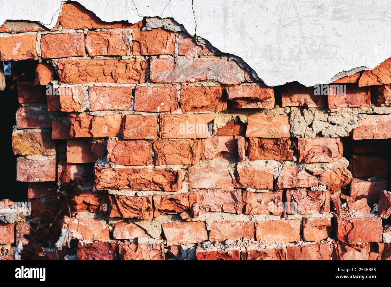 Crumbling brick wall hi-res stock photography and images - Alamy