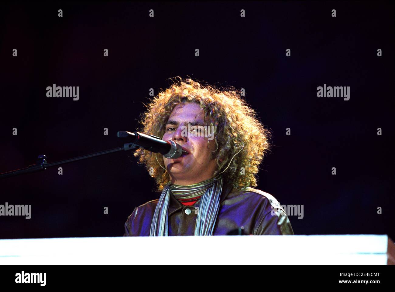 Joseph washbourn toploader singer hi-res stock photography and images ...