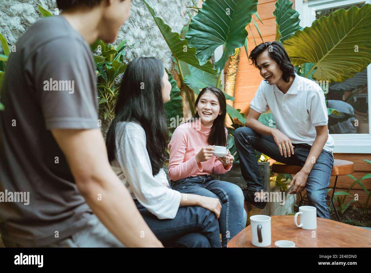 Teens drinking coffee cafe hi-res stock photography and images - Alamy