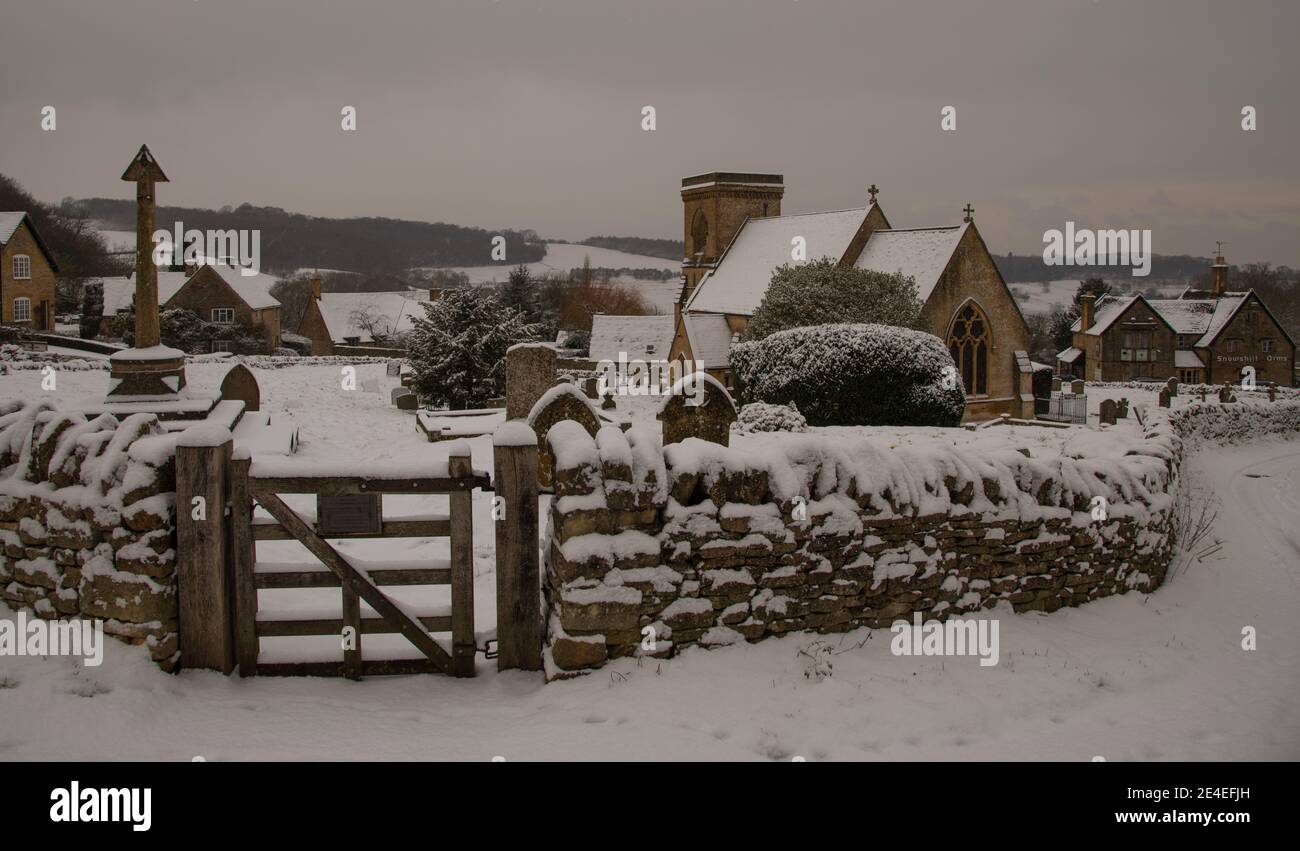 Winter scene red telephone box hi-res stock photography and images - Alamy