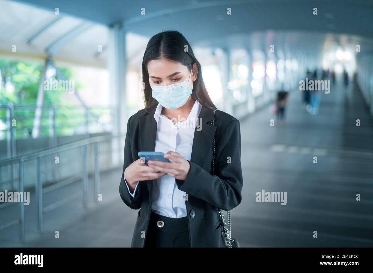 Business woman face mask hi-res stock photography and images - Alamy