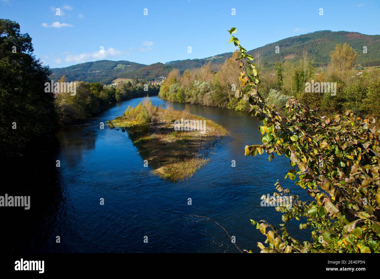Río Nalón,,tramo bajo alrededor de Pravia, Asturias Stock Photo - Alamy