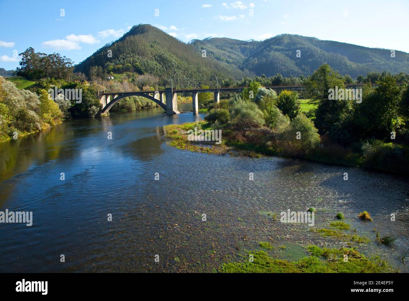 Río Nalón,,tramo bajo alrededor de Pravia, Asturias Stock Photo - Alamy