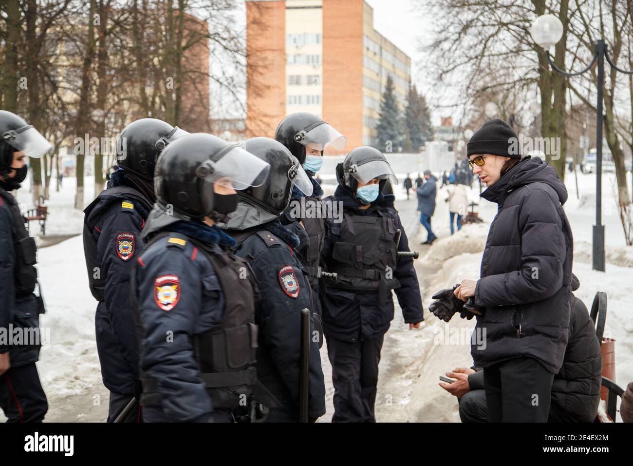 Officers talking to citizens hi-res stock photography and images - Alamy
