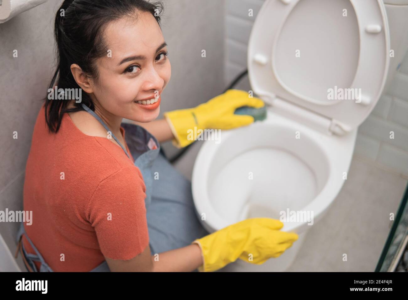 Hot Girl Cleaning