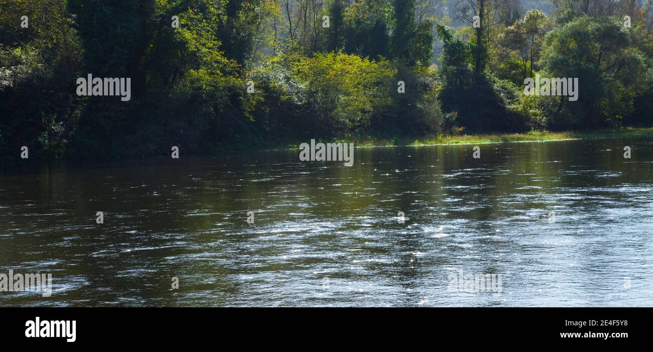 Río Nalón,,tramo bajo alrededor de Pravia, Asturias Stock Photo - Alamy