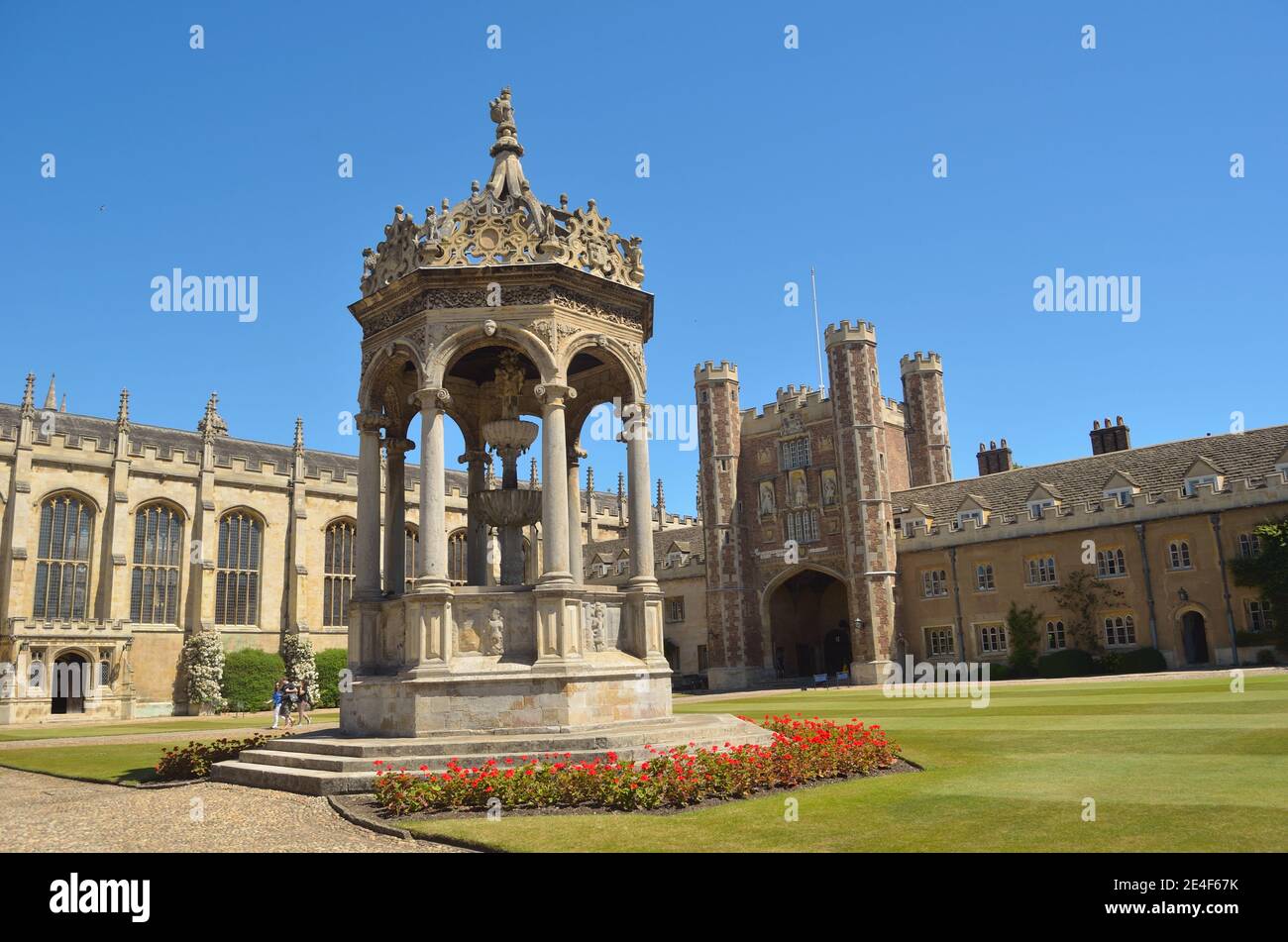 Trinity College fountain and great gate Stock Photo - Alamy