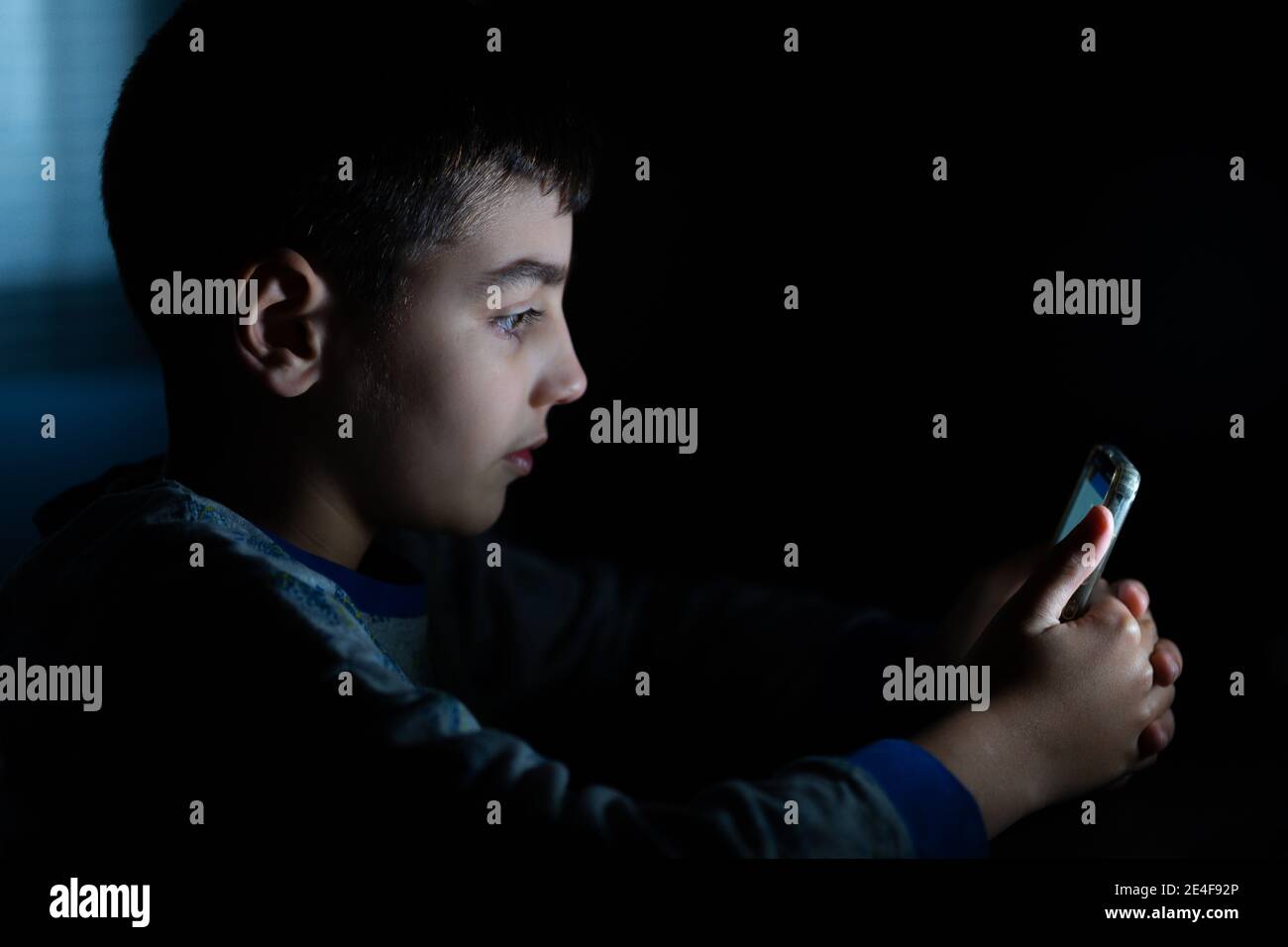Child dark room phone hi-res stock photography and images - Alamy