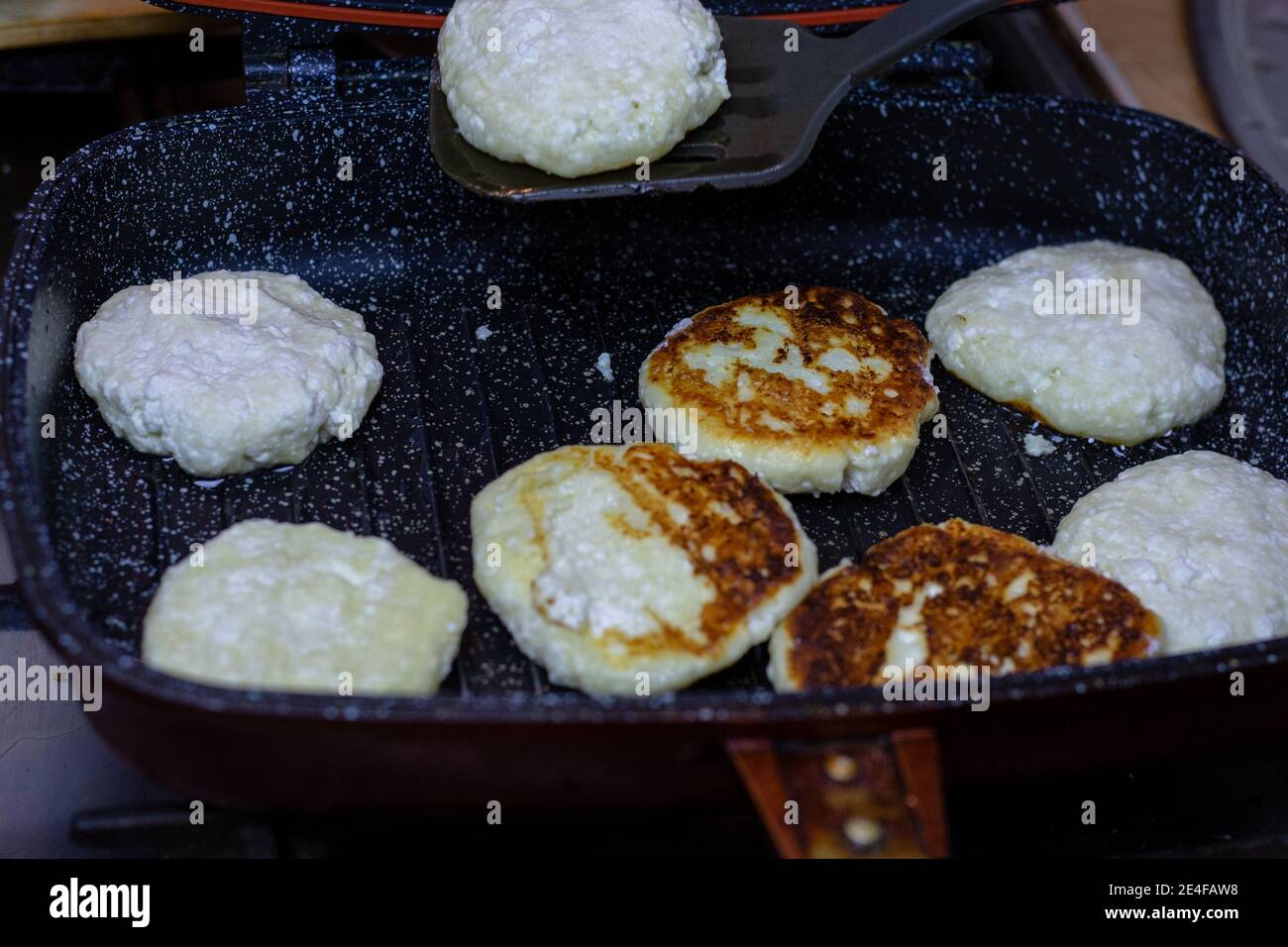 Fry cheesecakes hi-res stock photography and images - Alamy