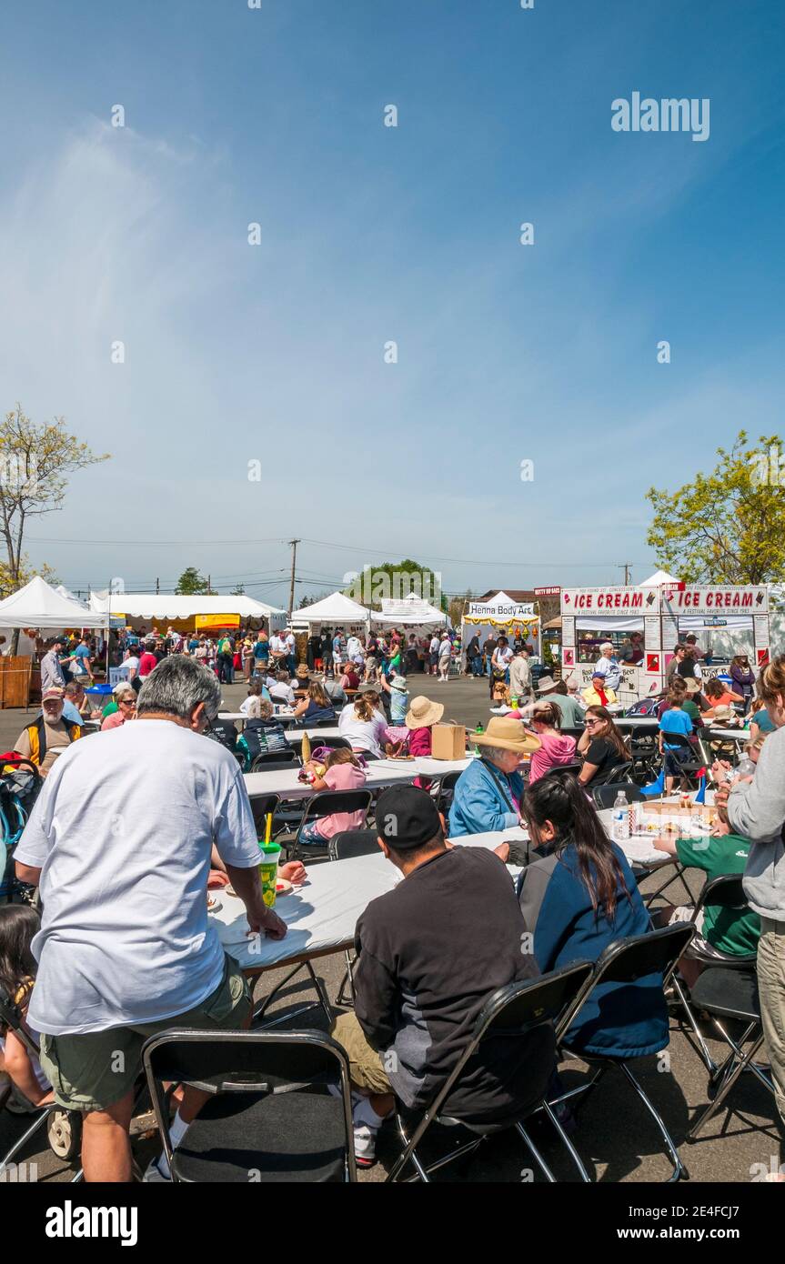 Crowding around table hi-res stock photography and images - Alamy