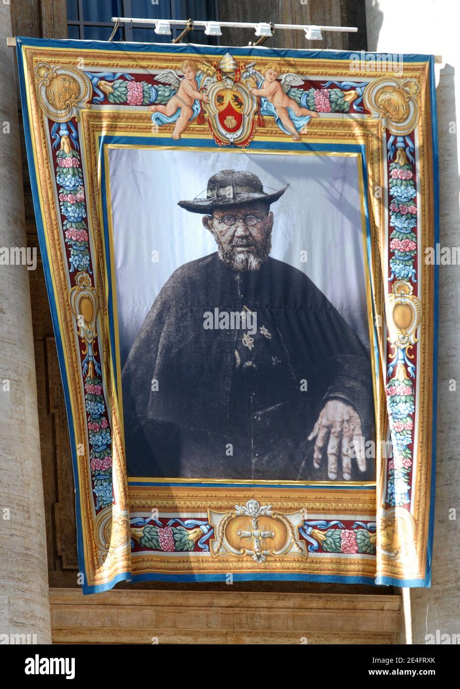 Father damien portrait hi-res stock photography and images - Alamy