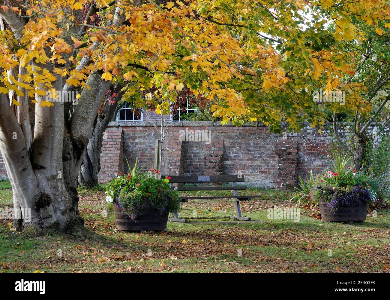 Manor house wall hi-res stock photography and images - Alamy