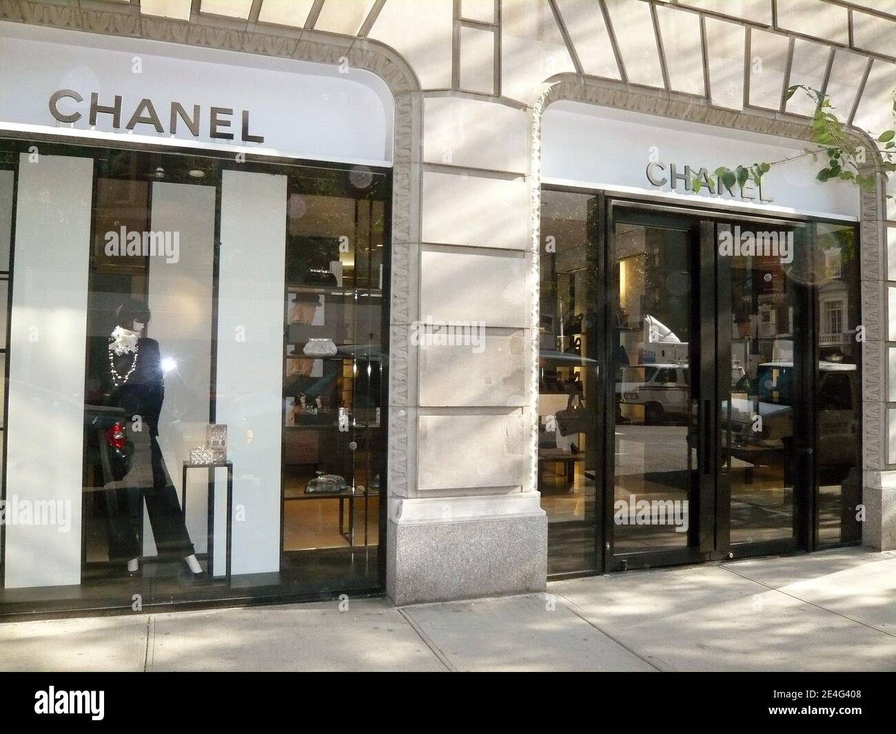 Chanel store new york 57th street hi-res stock photography and images ...