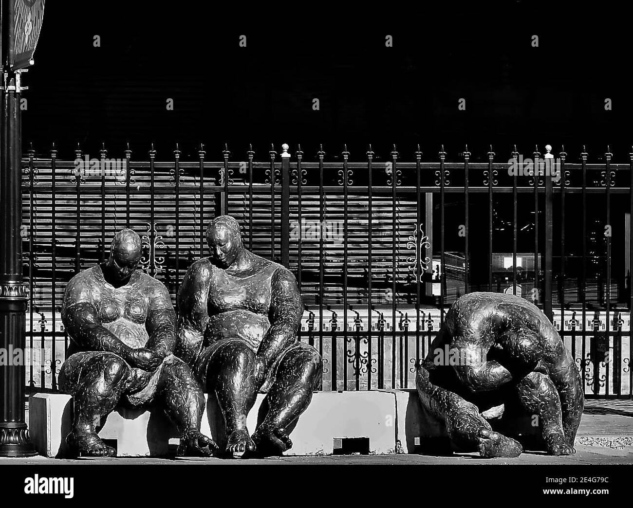 Women at bus stop hi-res stock photography and images - Alamy