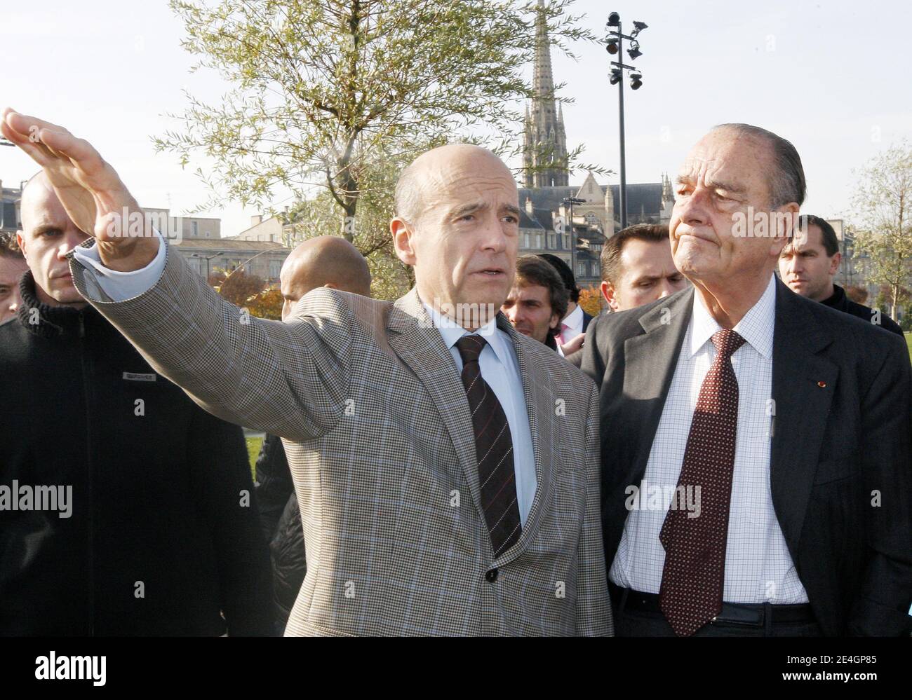 Former French President Jacques Chirac and his former Prime Minister ...