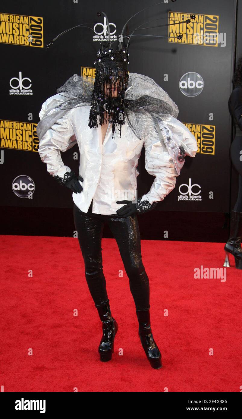Bobby Trendy arrives at 2009 American Music Awards at the Nokia Theatre ...