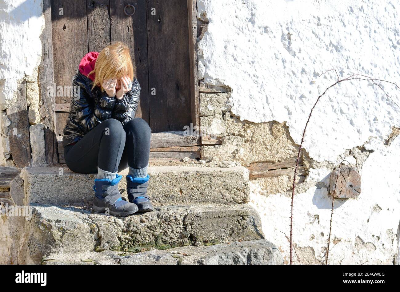 Person standing alone in corner hi-res stock photography and images - Alamy