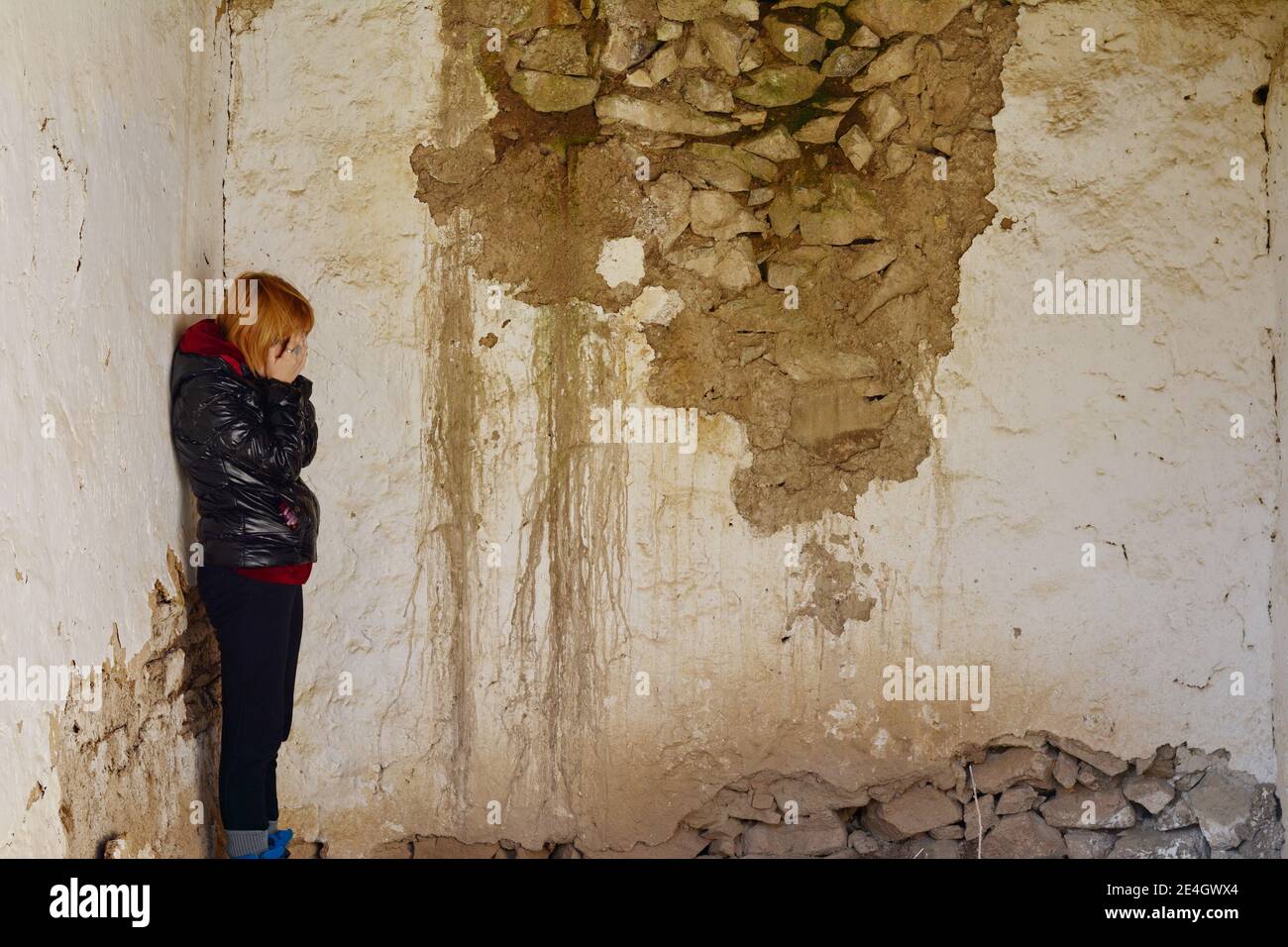 Person standing alone in corner hi-res stock photography and images - Alamy