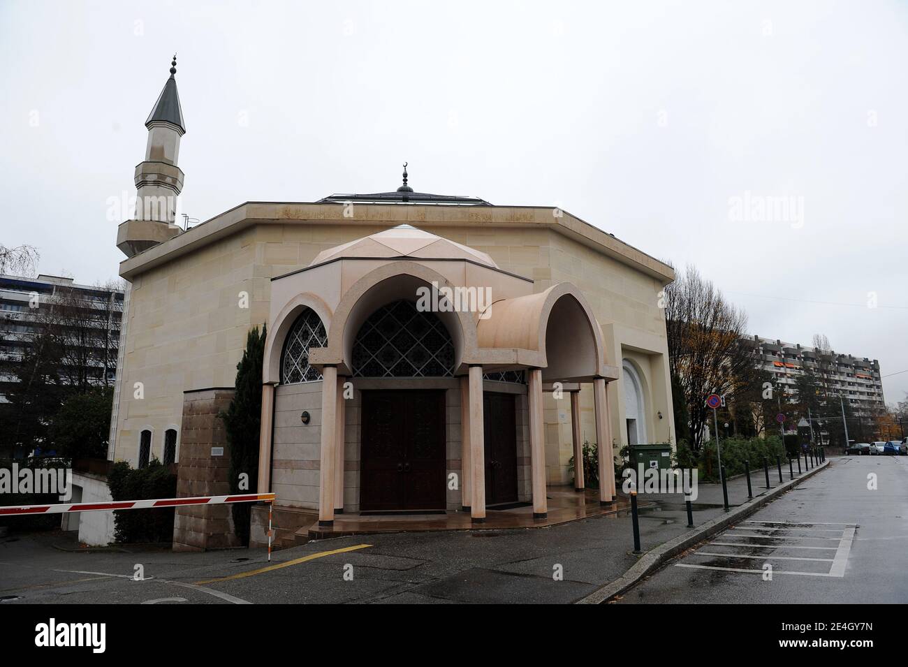 The Geneva mosque with the minaret pictured in the neighbourhood of Le ...