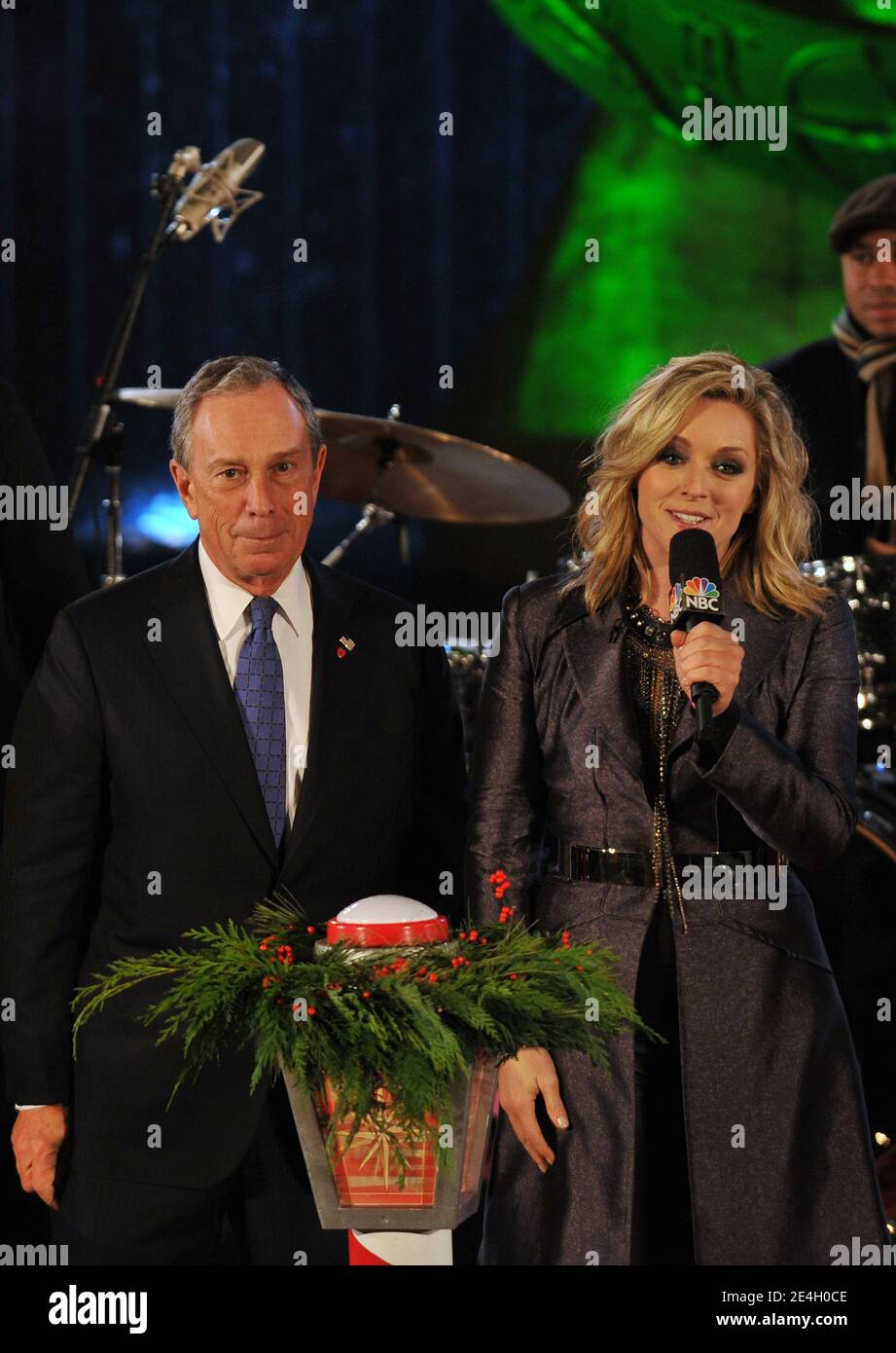 NYC Mayor Michael Bloomberg and actress Jane Krakowski appear onstage ...