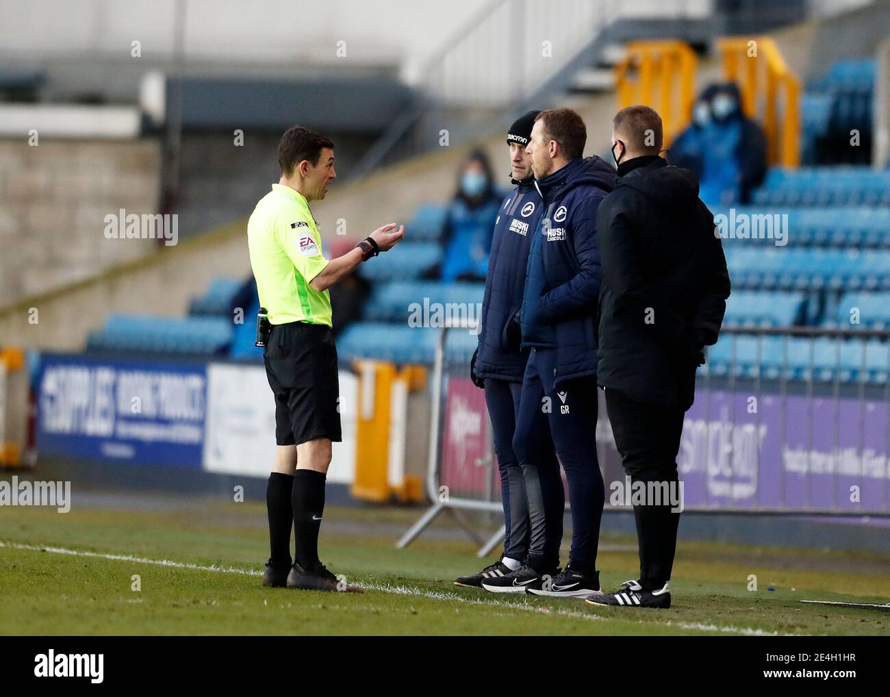 Tony harrington referee hi-res stock photography and images - Alamy