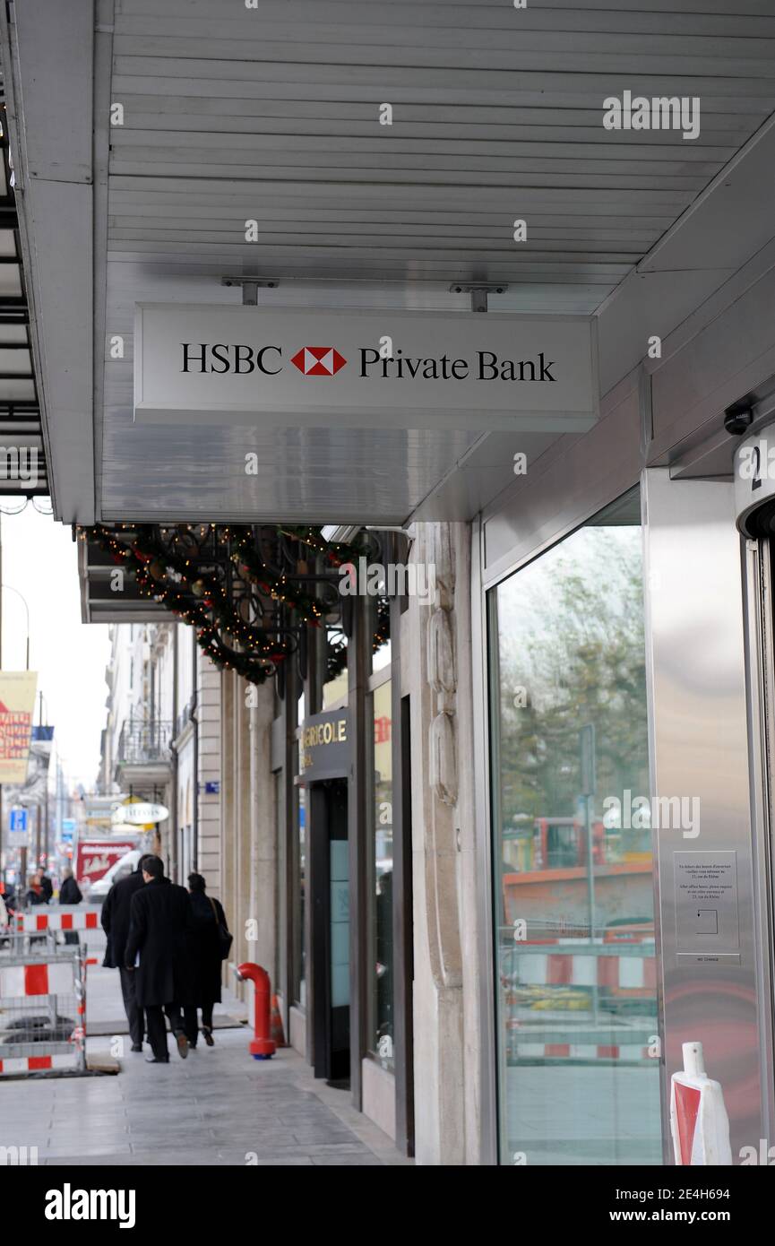The branch of HSBC Private Bank (Suisse) SA is seen in the center of ...