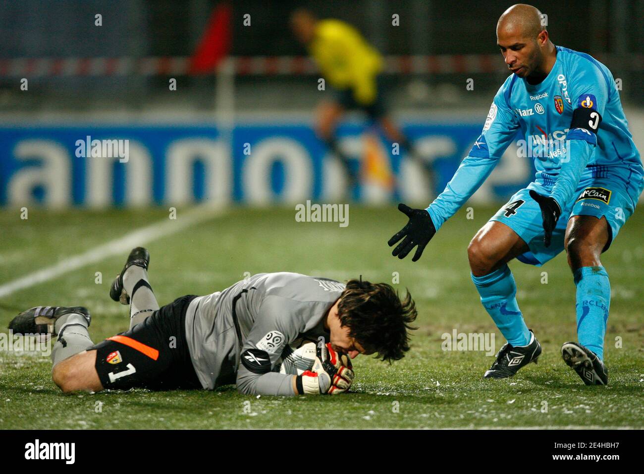 Lens' goal keeper Vedran Runje and Aric Chelle during the french first ...