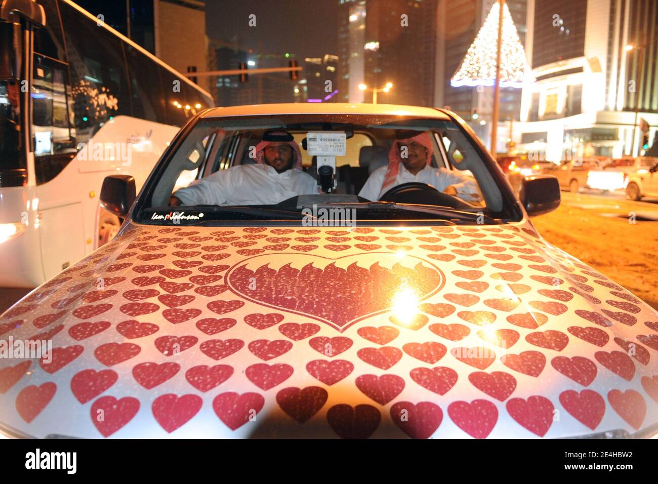 Qatari people decorate their 4-wheel-drive cars with hearts, flags ...