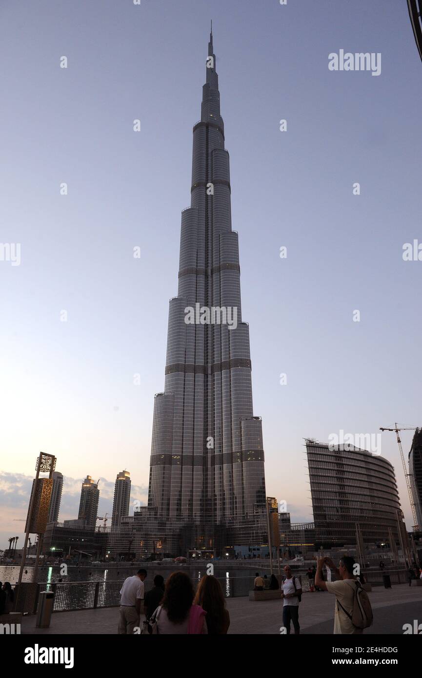 Dubais burj khalifa tower hi-res stock photography and images - Alamy
