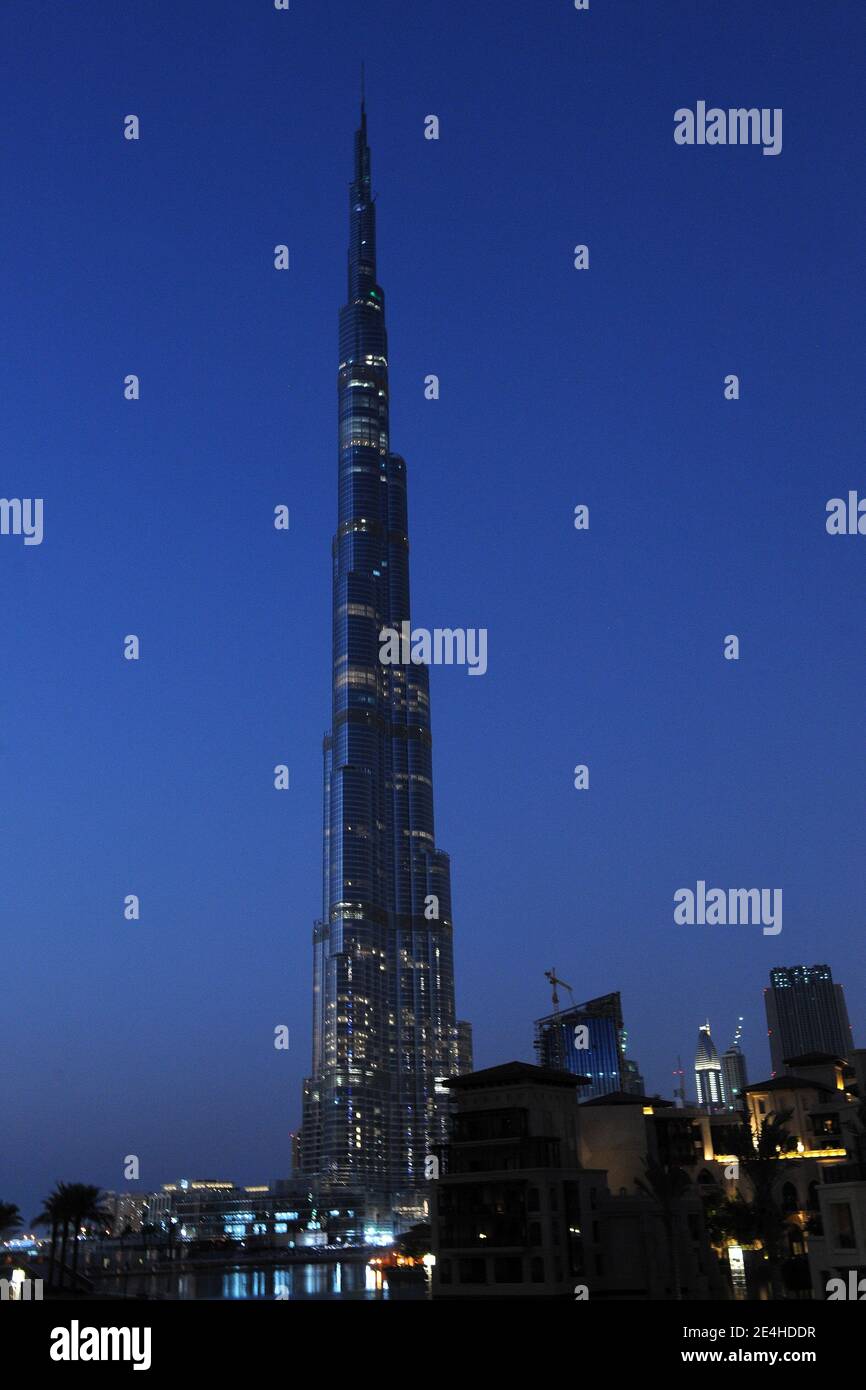 Dubais burj khalifa tower hi-res stock photography and images - Alamy