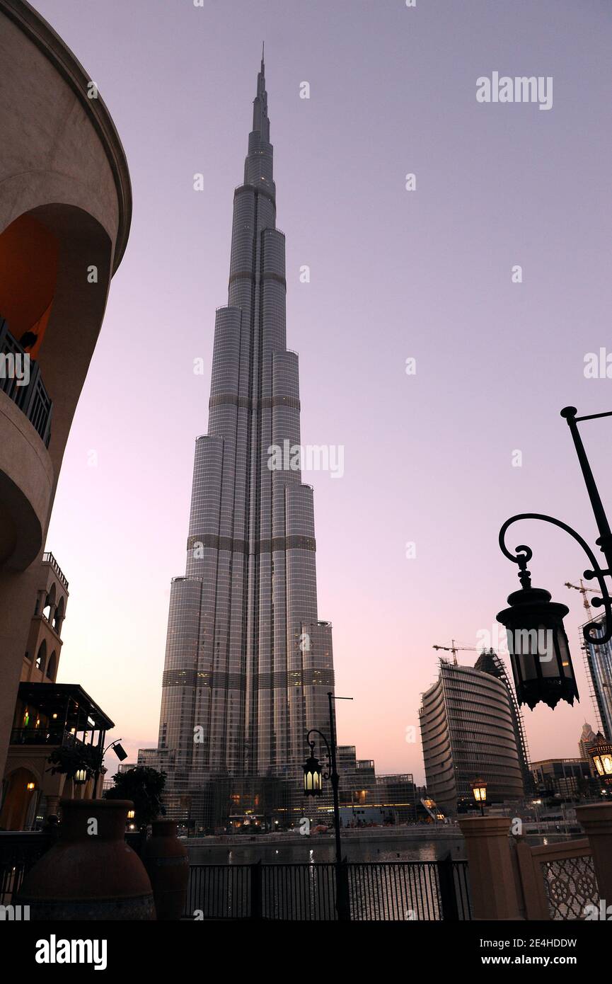 Dubais burj khalifa tower hi-res stock photography and images - Alamy