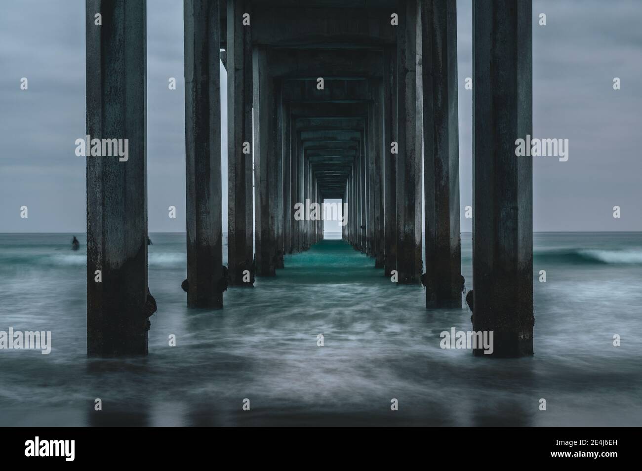 Waves coming in under pier hi-res stock photography and images - Alamy
