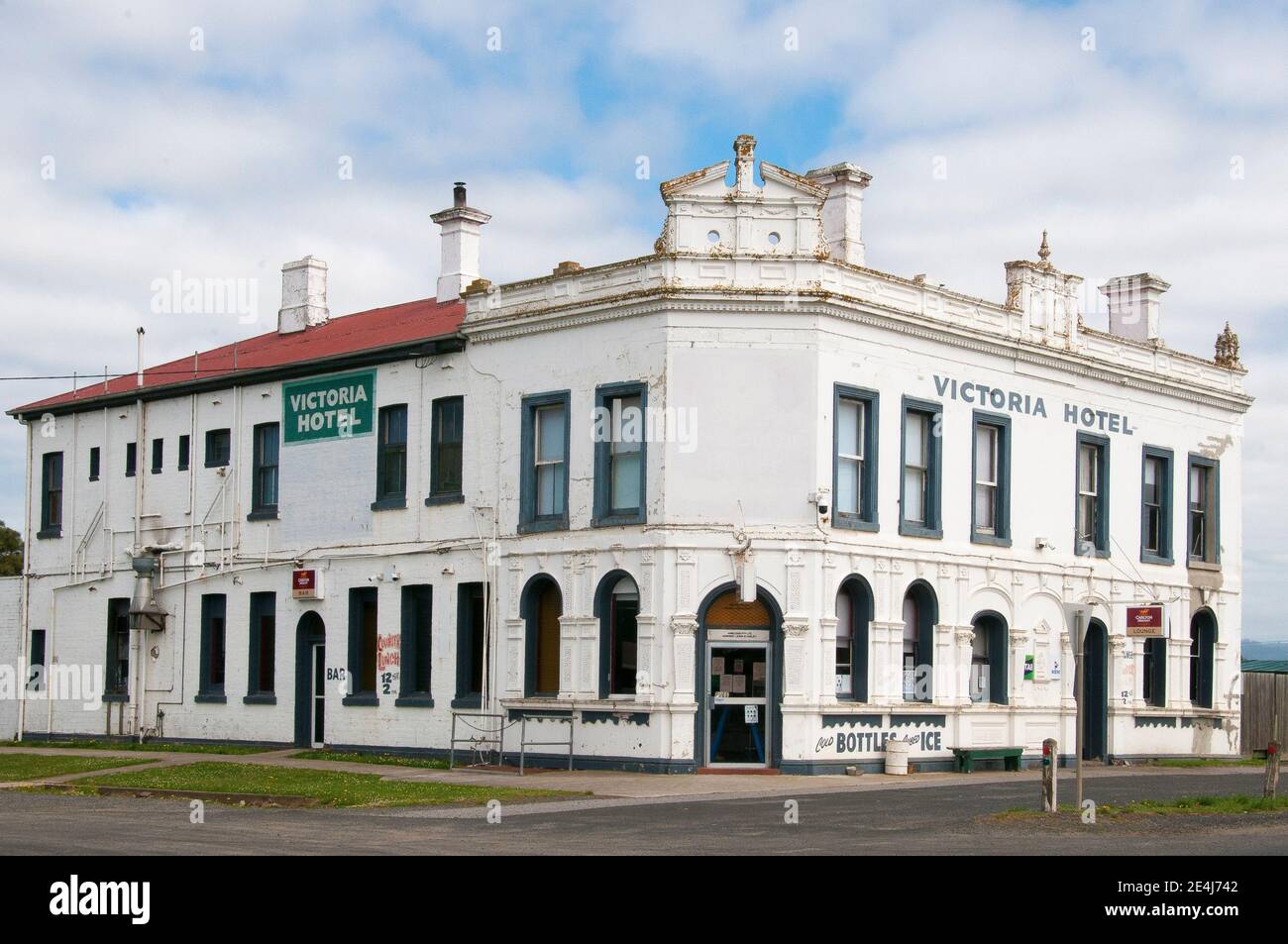 Traditional 19th-century Victoria Hotel at Alberton, near Yarram in the ...
