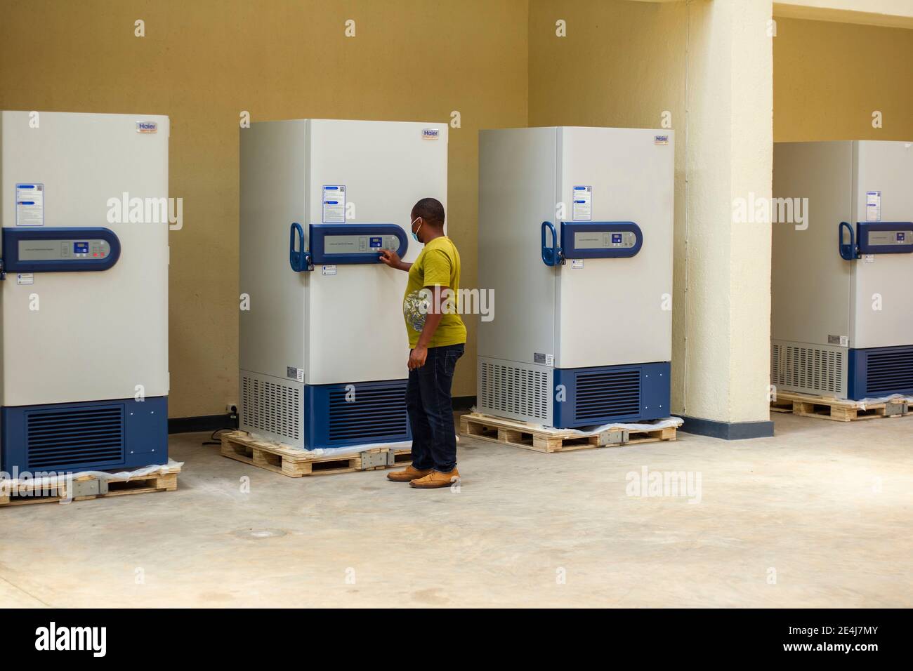 Ultra cold freezer hi-res stock photography and images - Alamy