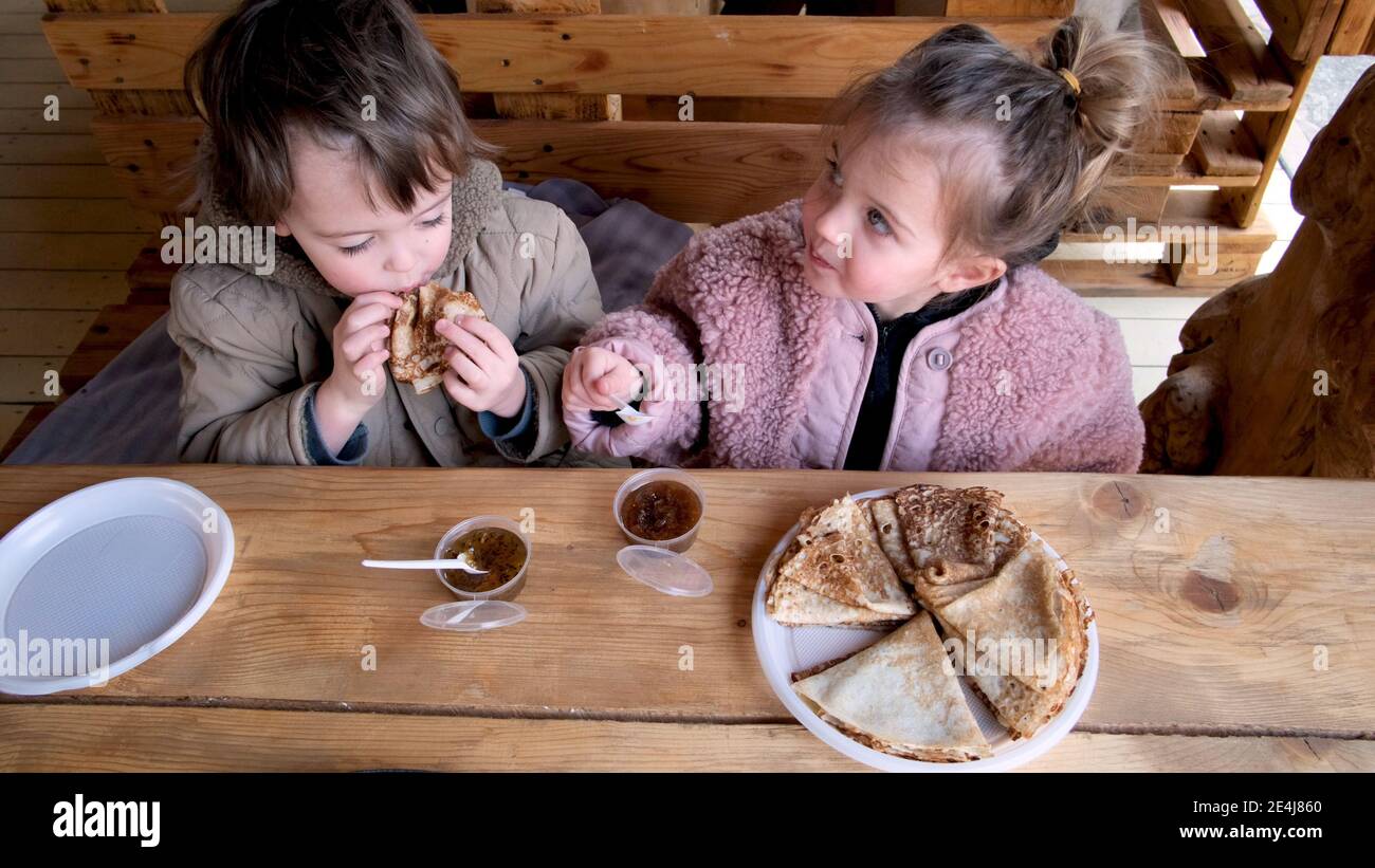 Boy girl sitting table hi-res stock photography and images - Alamy