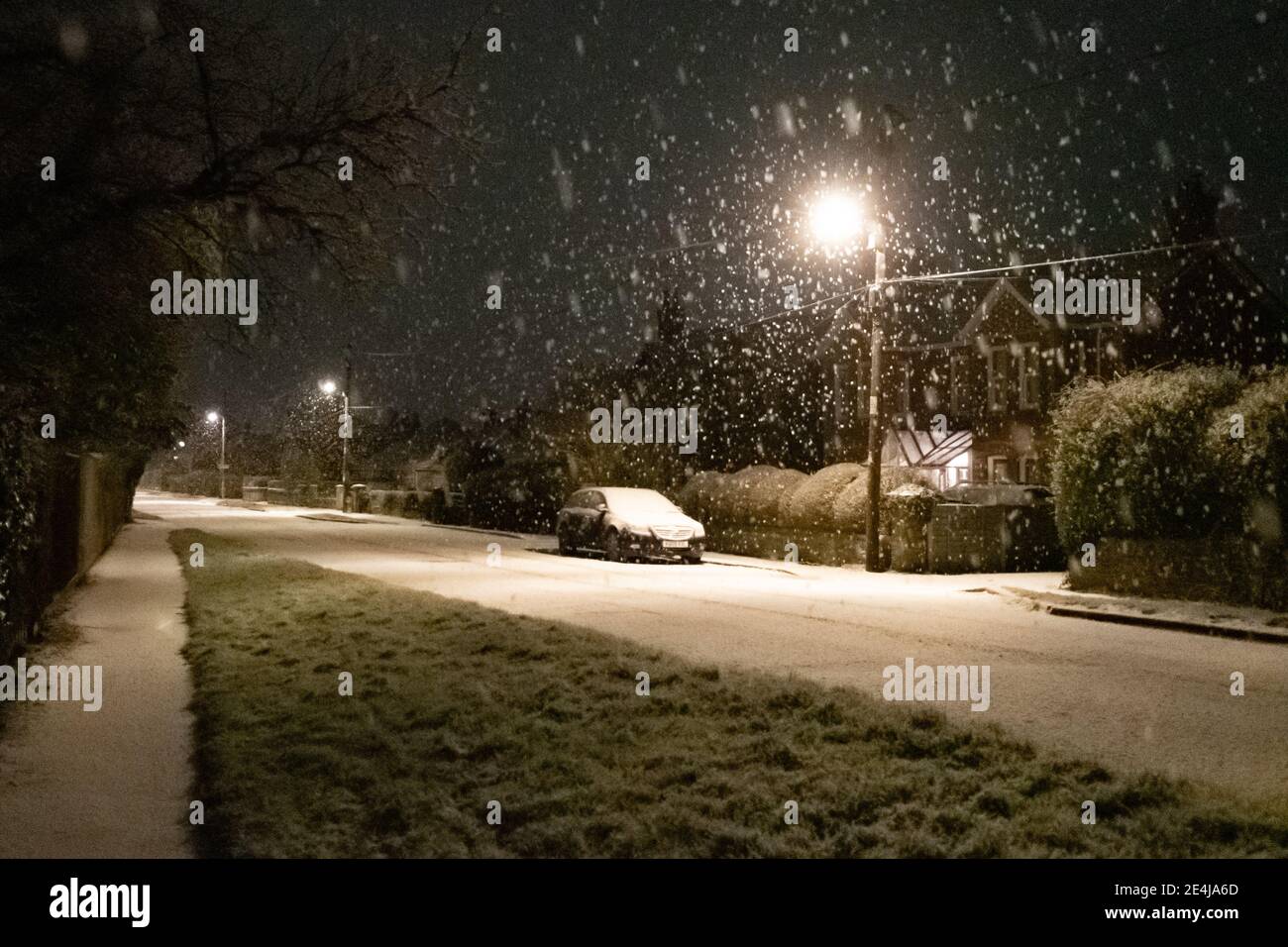Parked car under streetlight hi-res stock photography and images - Alamy