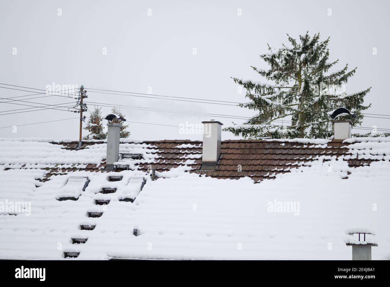Snow on the roof of a house Stock Photo - Alamy