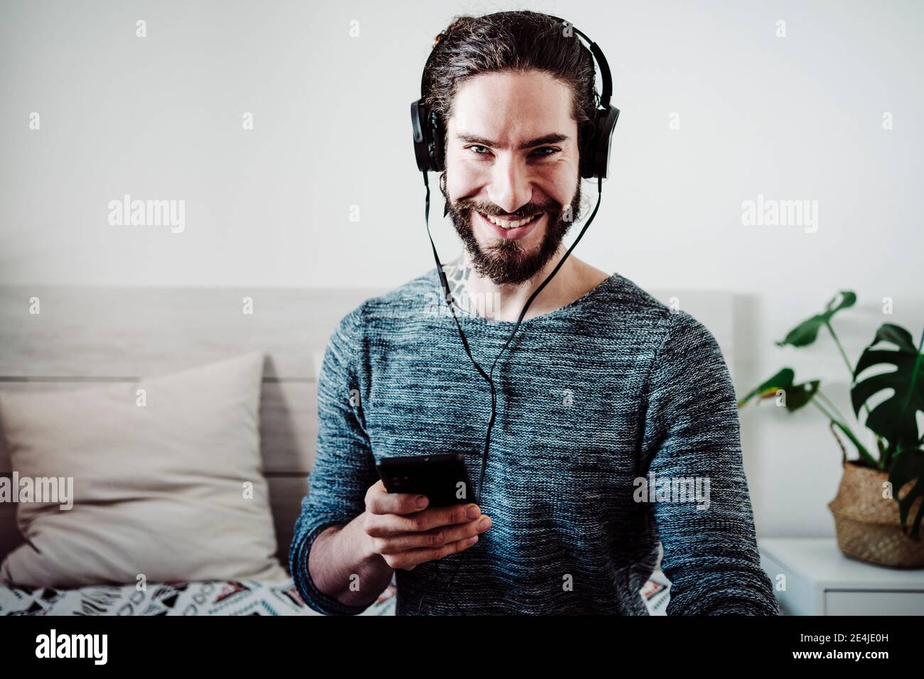 Wearing headphones bed hi-res stock photography and images - Alamy